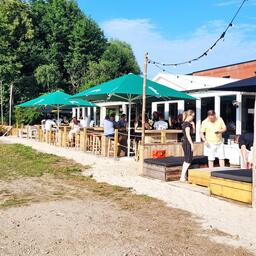 Nieuwe zomerbar Bar Brique opent langs het water in Sint-Lenaarts | GVA